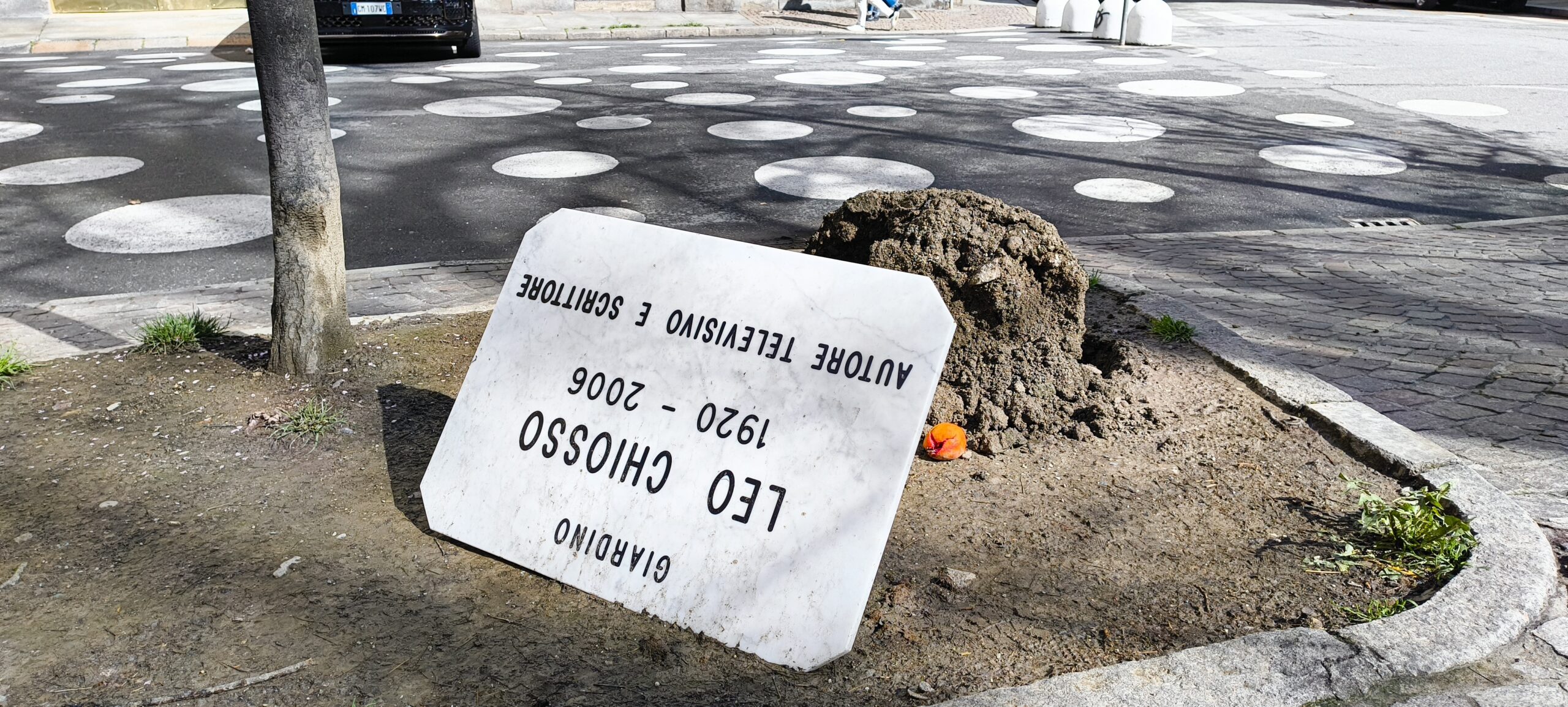 Monumento allo stupido ignoto - Collateralmente